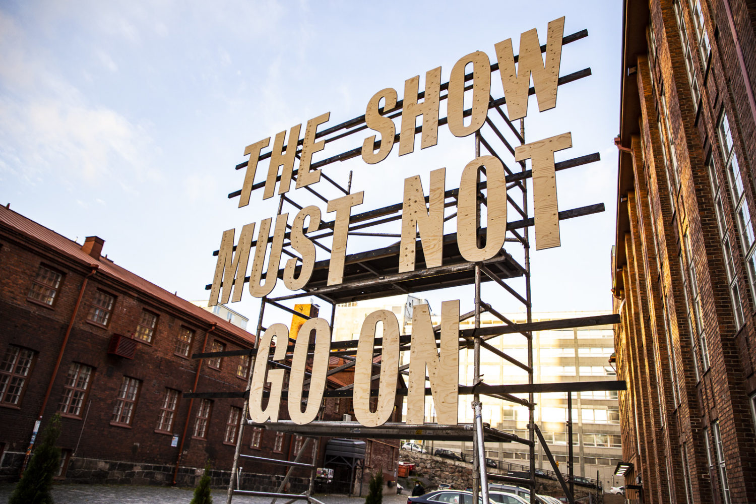 THE SHOW MUST NOT GO ON – Liikkeellä marraskuussa – Moving in November