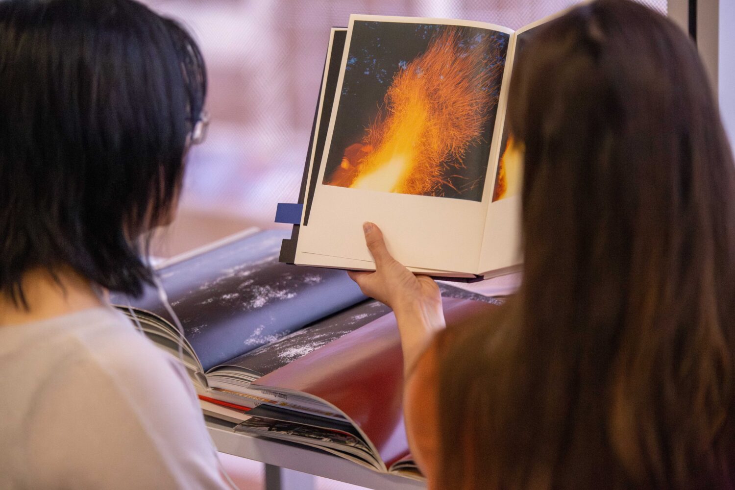 Keskustelu Adam Kinnerin & Christopher Willesin ja Kerstin Schrothin ...